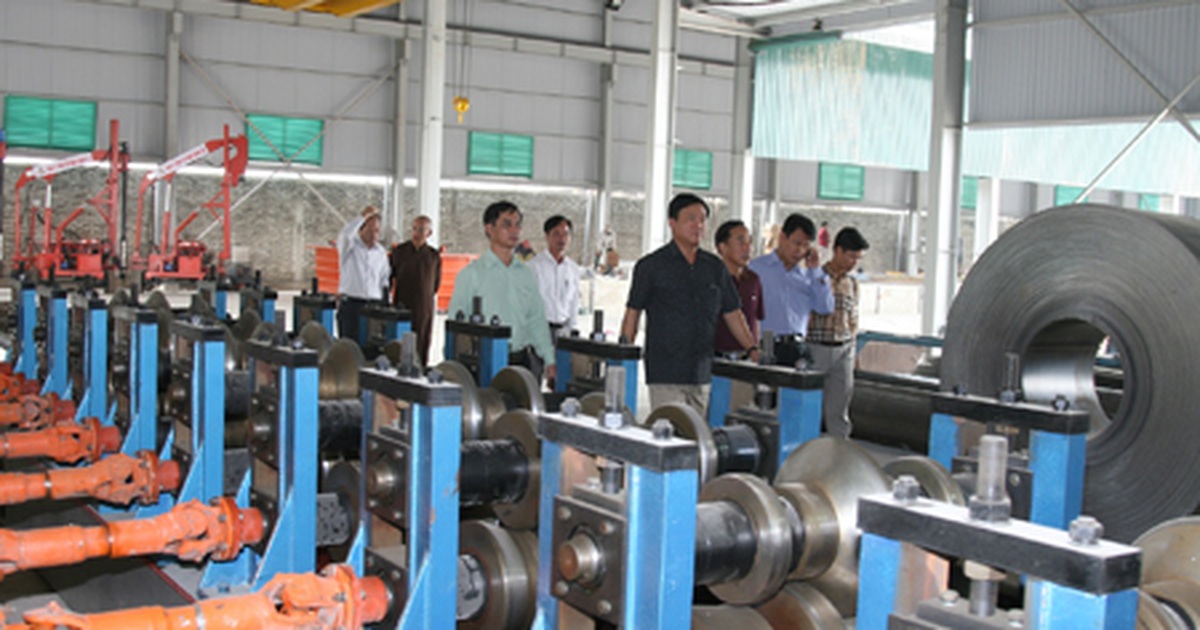 Tôn hộ lan 3 sóng giảm nguy hiểm khi có tai nạn trên cao tốc | Báo Dân trí