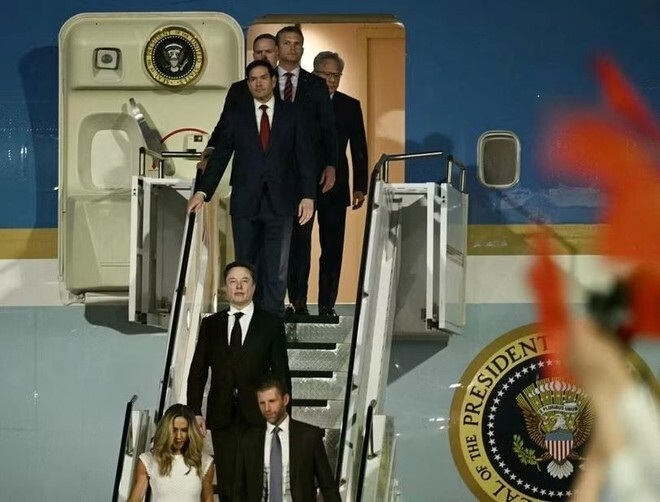 Tỷ phú được ông Trump mời lên “Không lực Một” tới Trung Quốc vào phút ...