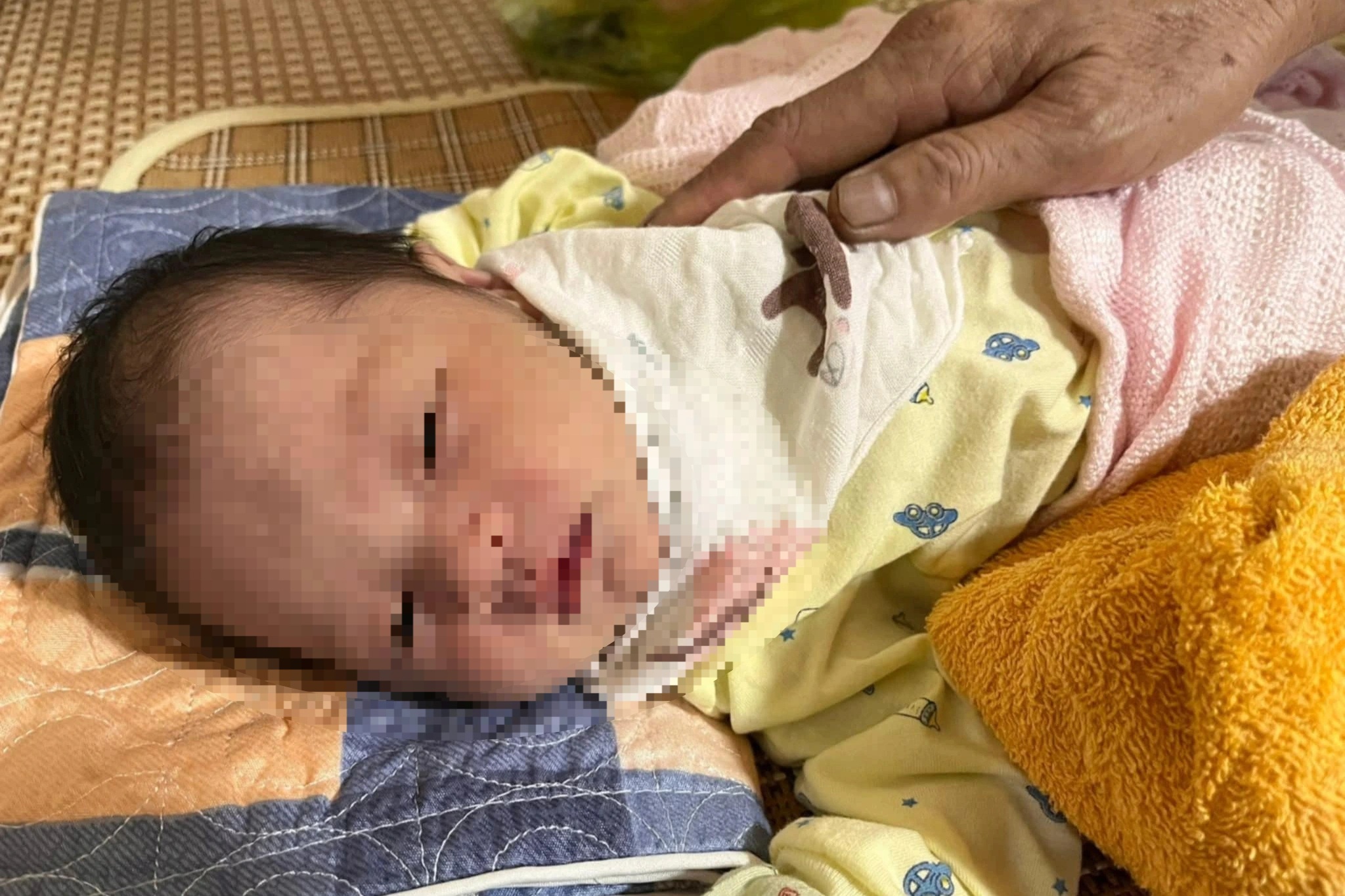 Bé gái bị bỏ rơi ở cổng chùa kèm lời nhắn "Mong thầy không giao bất kỳ ...