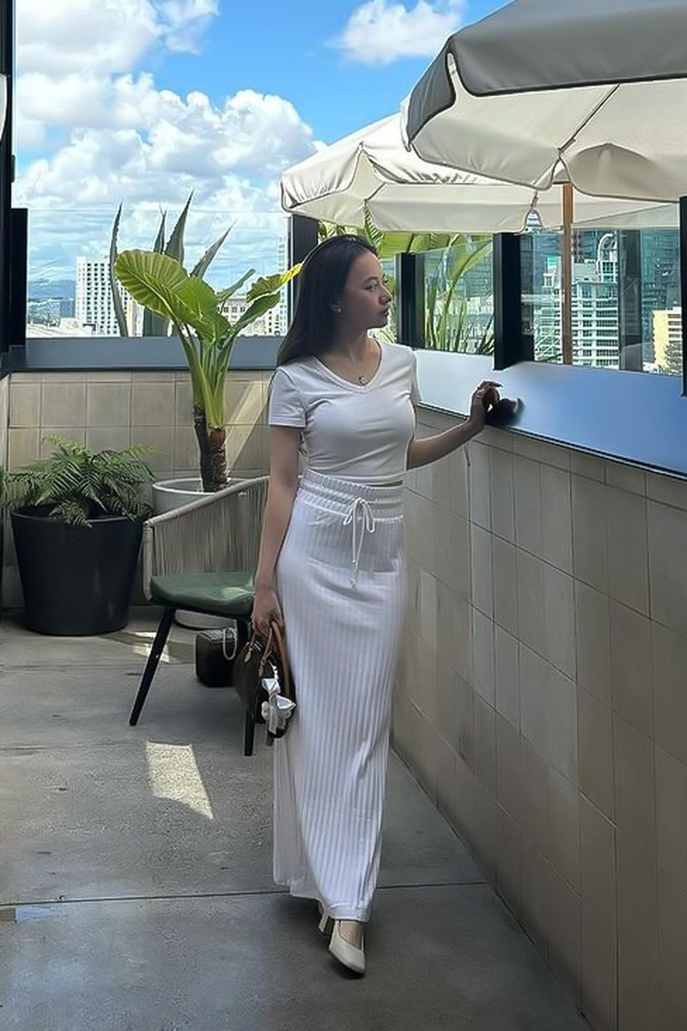 "Bé Xuân Nghi" tuổi 30: Mặc gợi cảm, diện mạo thay đổi sau nhiều năm | Báo Dân trí