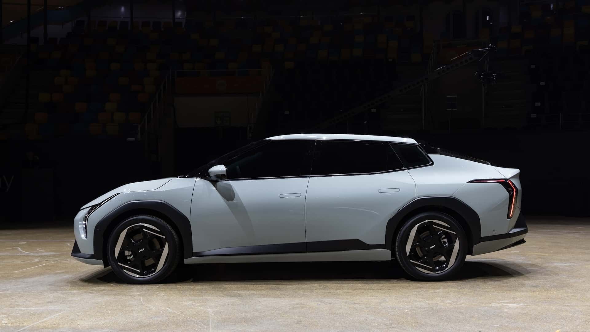 Kia EV4 chính thức ra mắt: Xe điện ngược dòng SUV | Báo Dân trí