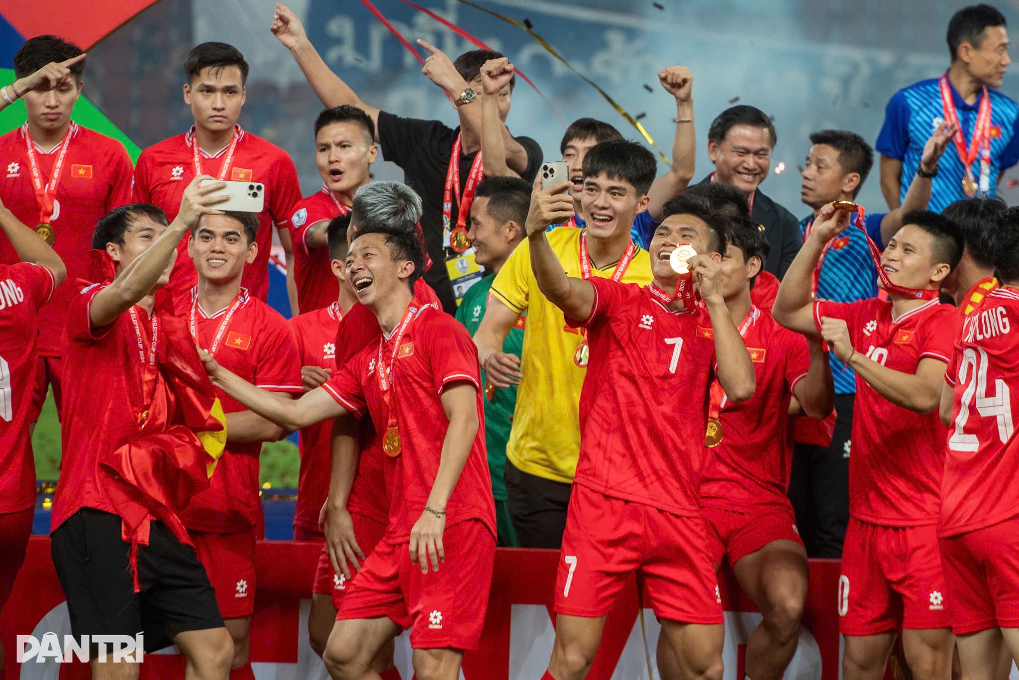 Hình ảnh tuyển Việt Nam vô địch AFF Cup 2024 đầy thuyết phục trước Thái Lan | Báo Dân trí