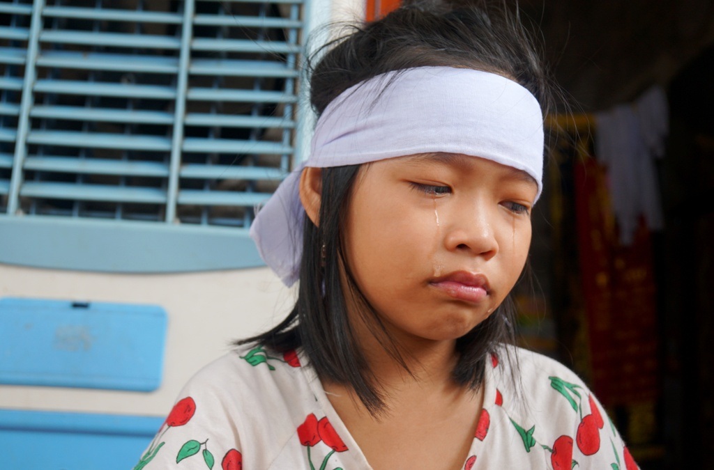 Bé gái mồ côi hét lên gọi mẹ khi chiều về và nỗi ám ảnh sau vụ tai nạn ...
