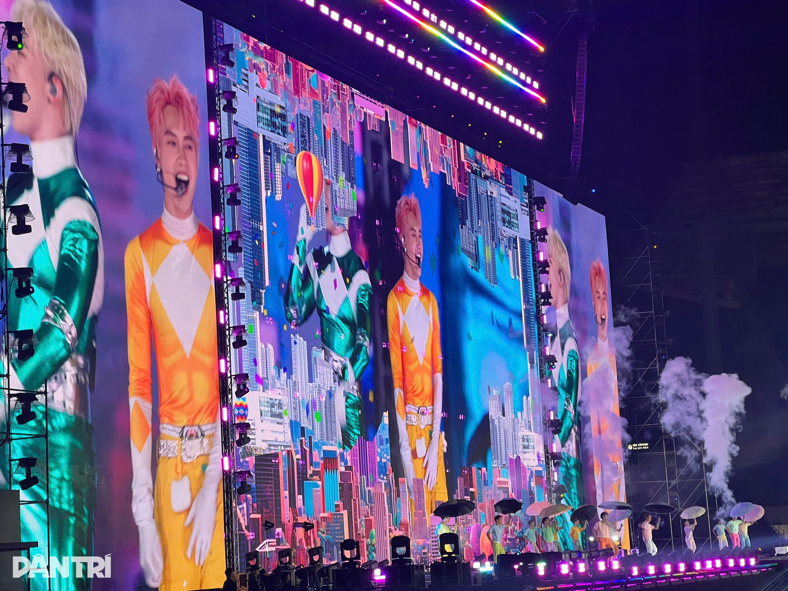 Concert Anh Trai Say Hi Hieuthuhai Anh Tú Bất Ngờ Hóa Thành Siêu Nhân Báo Dân Trí