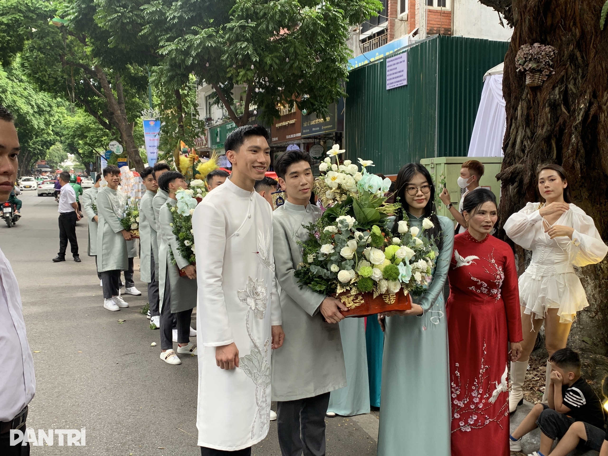 Đám cưới Đoàn Văn Hậu - Doãn Hải My: Gia đình chú rể đi xích lô rước dâu | Báo Dân trí