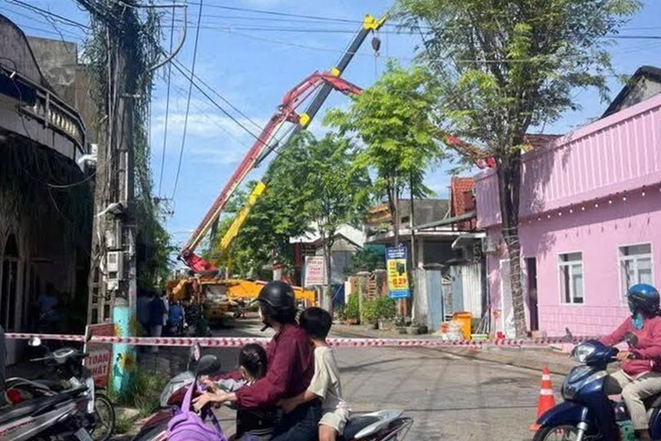 Gãy cần bơm bê tông, 3 công nhân thương vong | Báo Dân trí