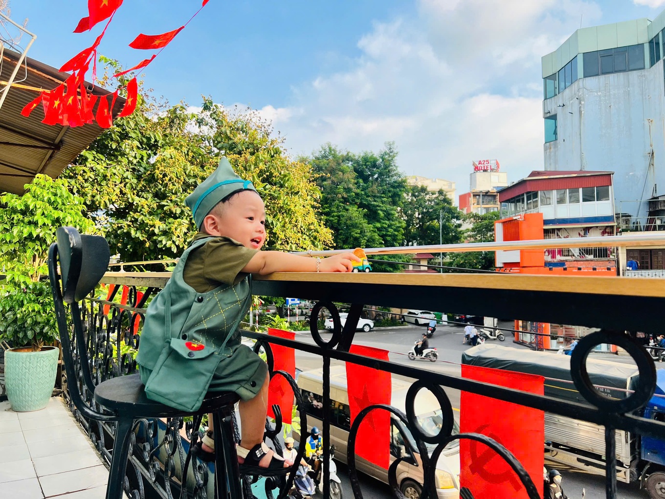 Quán cà phê vị trí vàng xem diễu binh: 300.000 đồng/chỗ, chỉ nhận 60 khách | Báo Dân trí