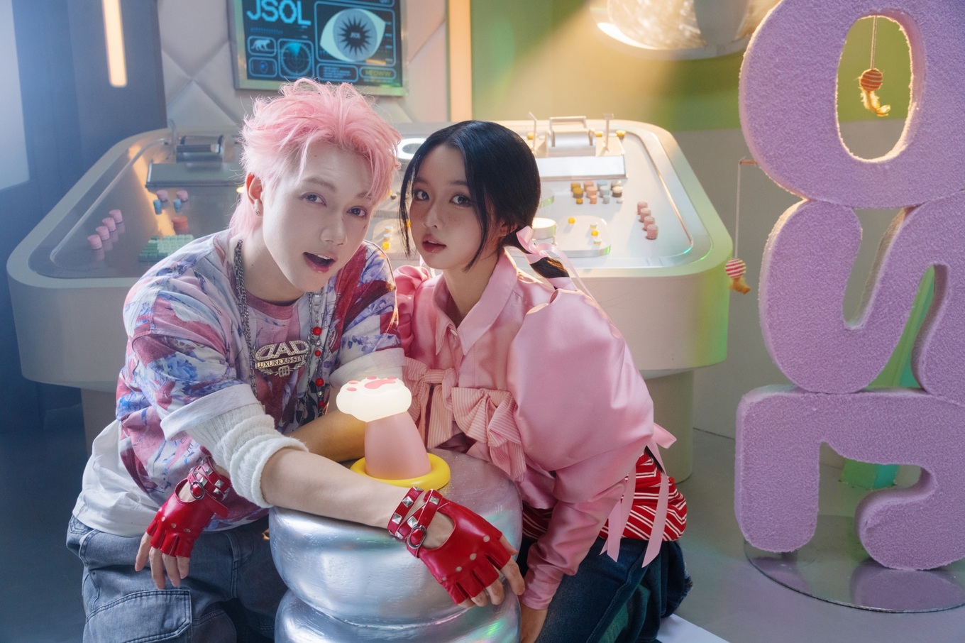 報酬を受け取らないアーティストに支えられた「アン・トライ・セイ・ハイ」後、JSOLは圧力にさらされている