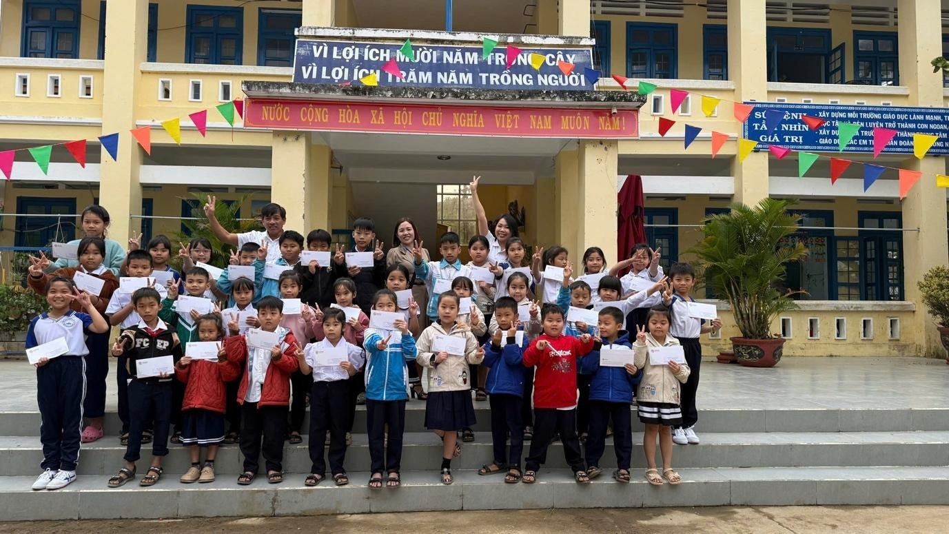 Phat Dat sponset byggingen av Binh Chuan 3 barneskole.