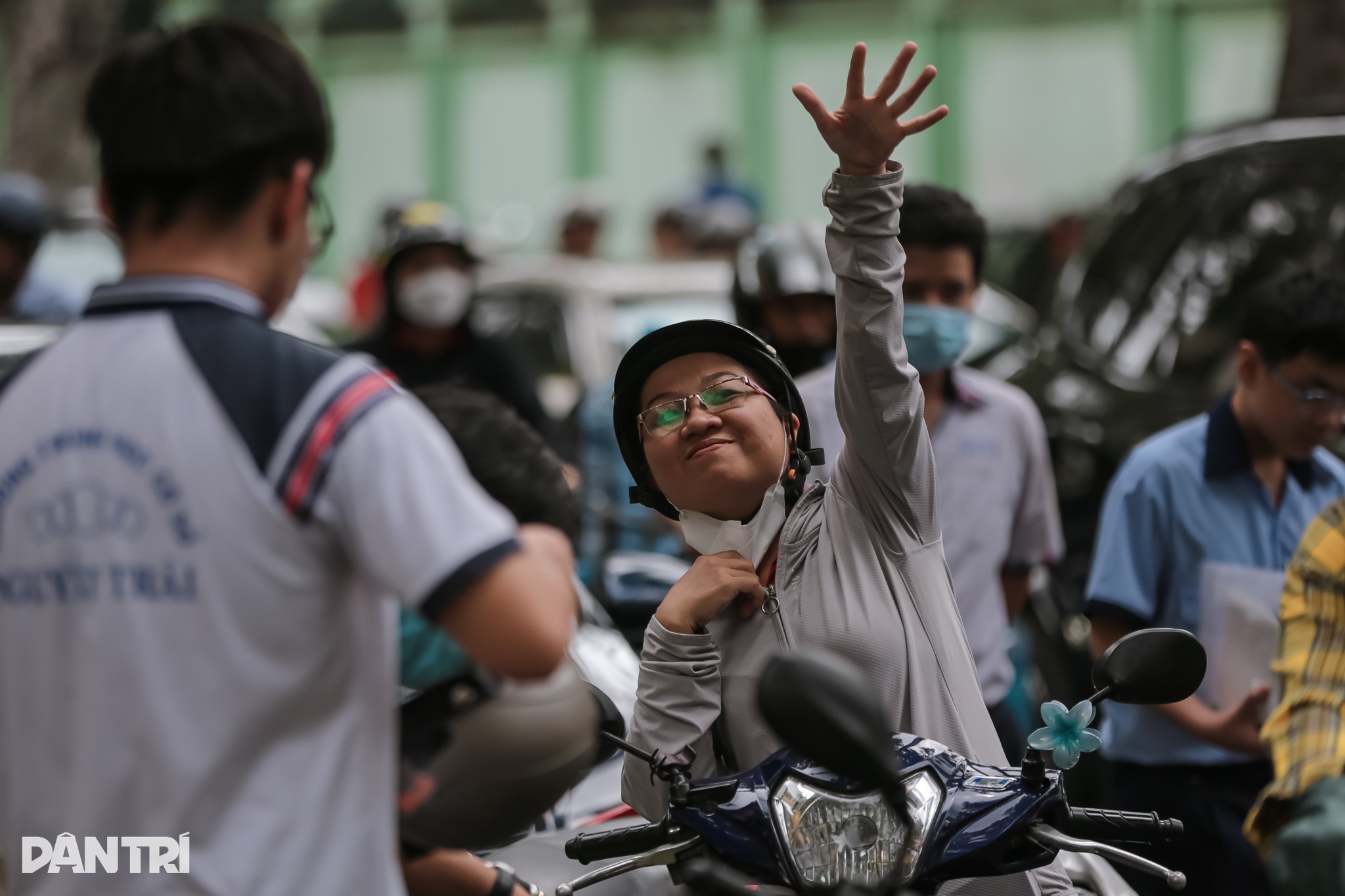 Muôn vàn cảm xúc của phụ huynh học sinh tại kỳ thi lớp 10 ở TPHCM | Báo Dân trí