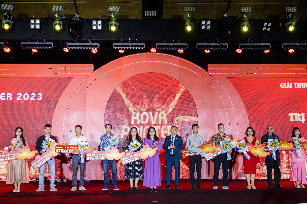 KOVA trao thưởng cho khách hàng tại "Gala vinh danh KOVA Painter 2023" | Báo Dân trí