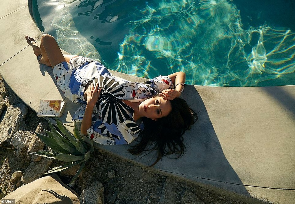 Giữa lúc Angelina Jolie nói bị "hút máu", bạn gái Brad Pitt thăng hoa | Báo Dân trí