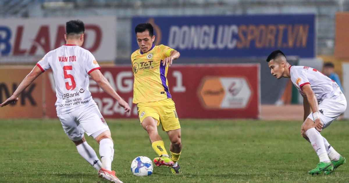 Văn Quyết vượt qua Công Vinh, ghi dấu ấn lịch sử ở V-League | Báo Dân trí