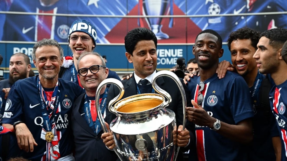 Biển người chào đón các cầu thủ PSG ăn mừng chức vô địch Champions League | Báo Dân trí