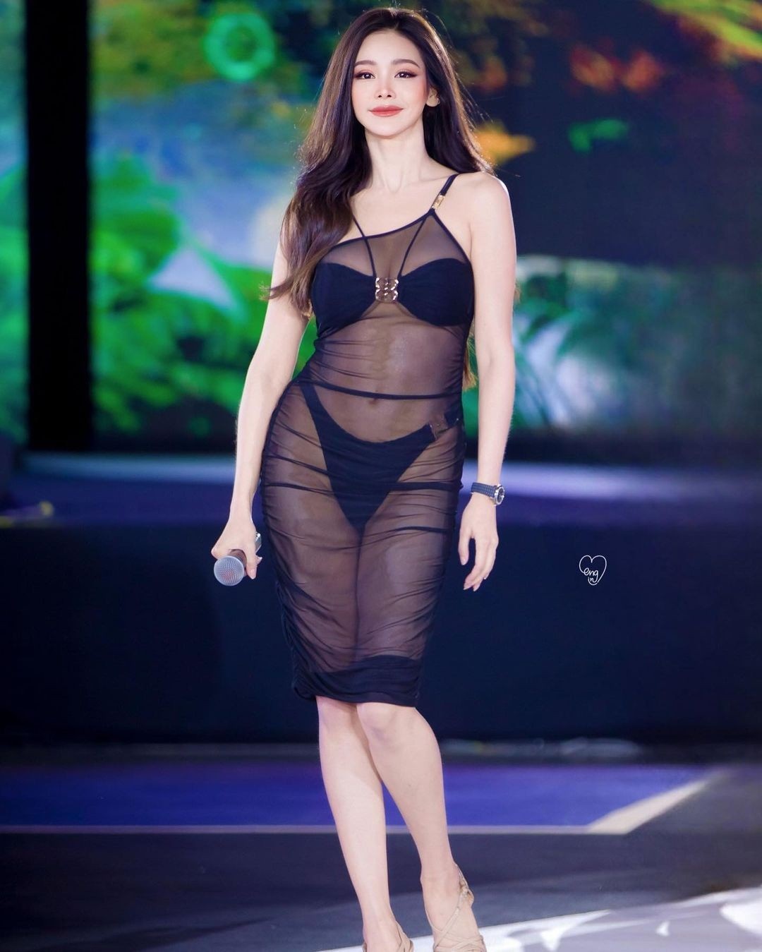 Nhiệm kỳ thị phi của hoa hậu theo đuổi phong cách hở bạo Engfa Wahara | Báo Dân trí