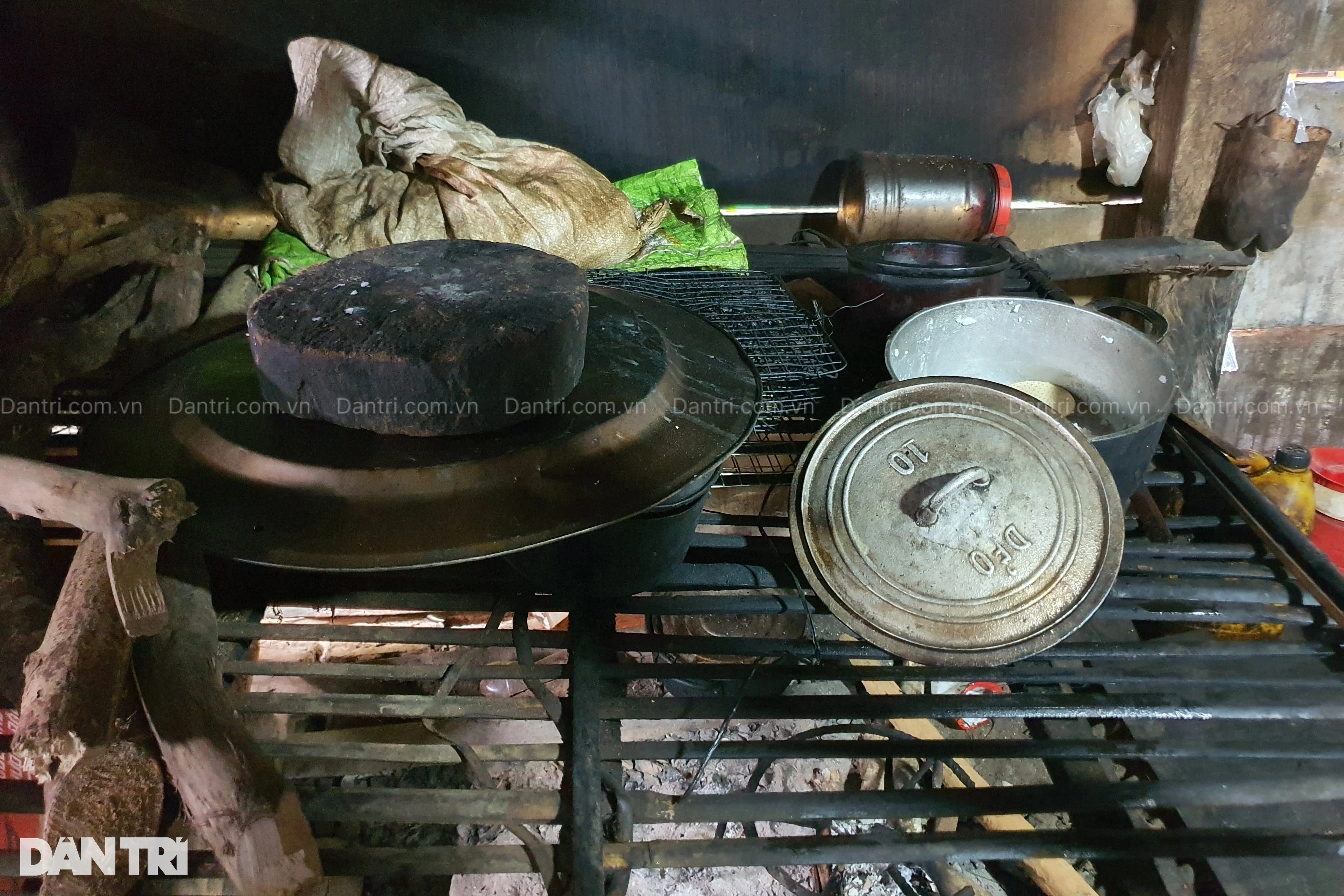 Vợ chồng người M'Nông sống khổ sở trong căn nhà rách nát | Báo Dân trí