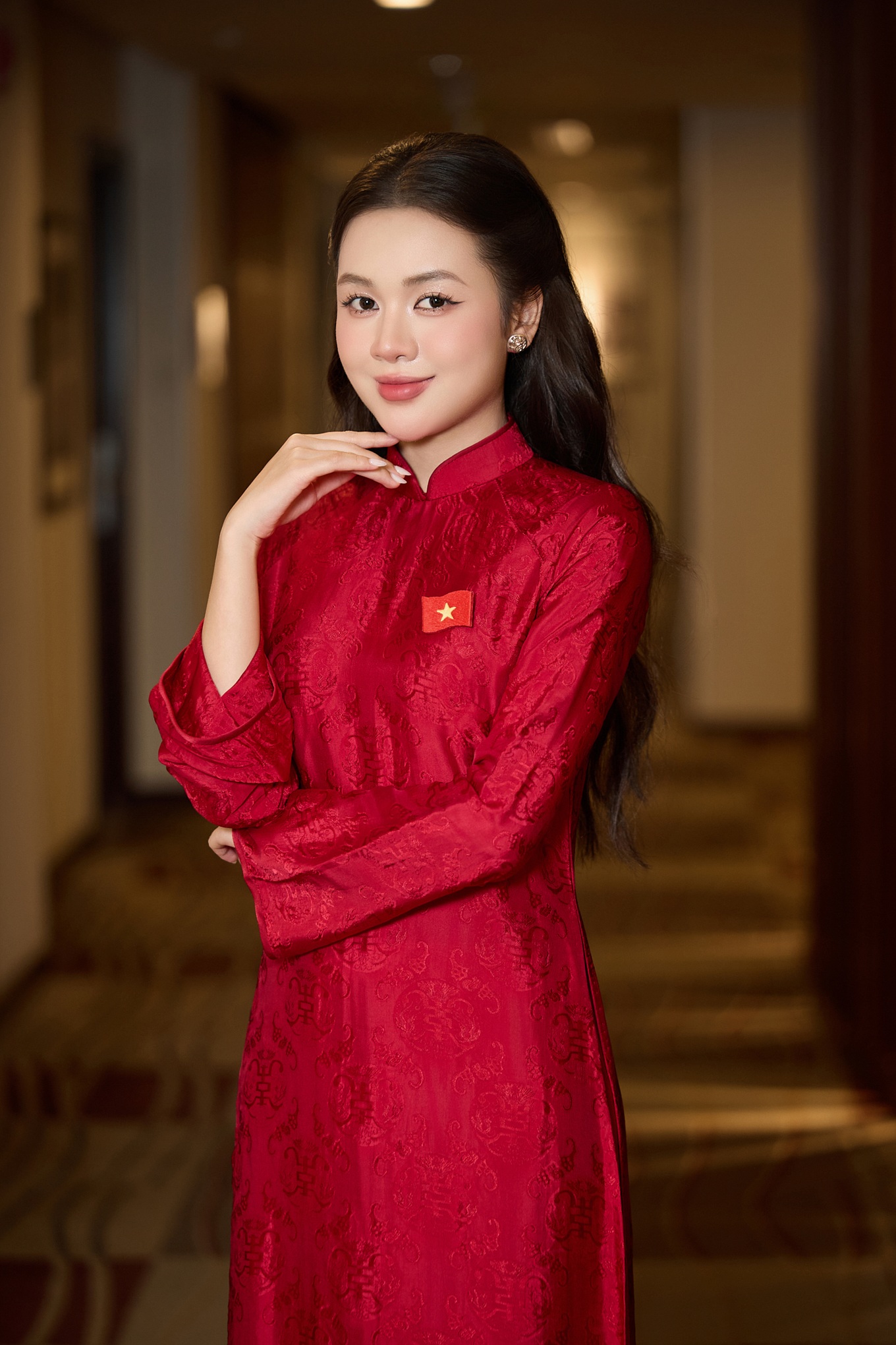 La cantante Vu Thuy Linh se conmovió al cantar sobre su tierra natal en un concierto con 30.000 ...