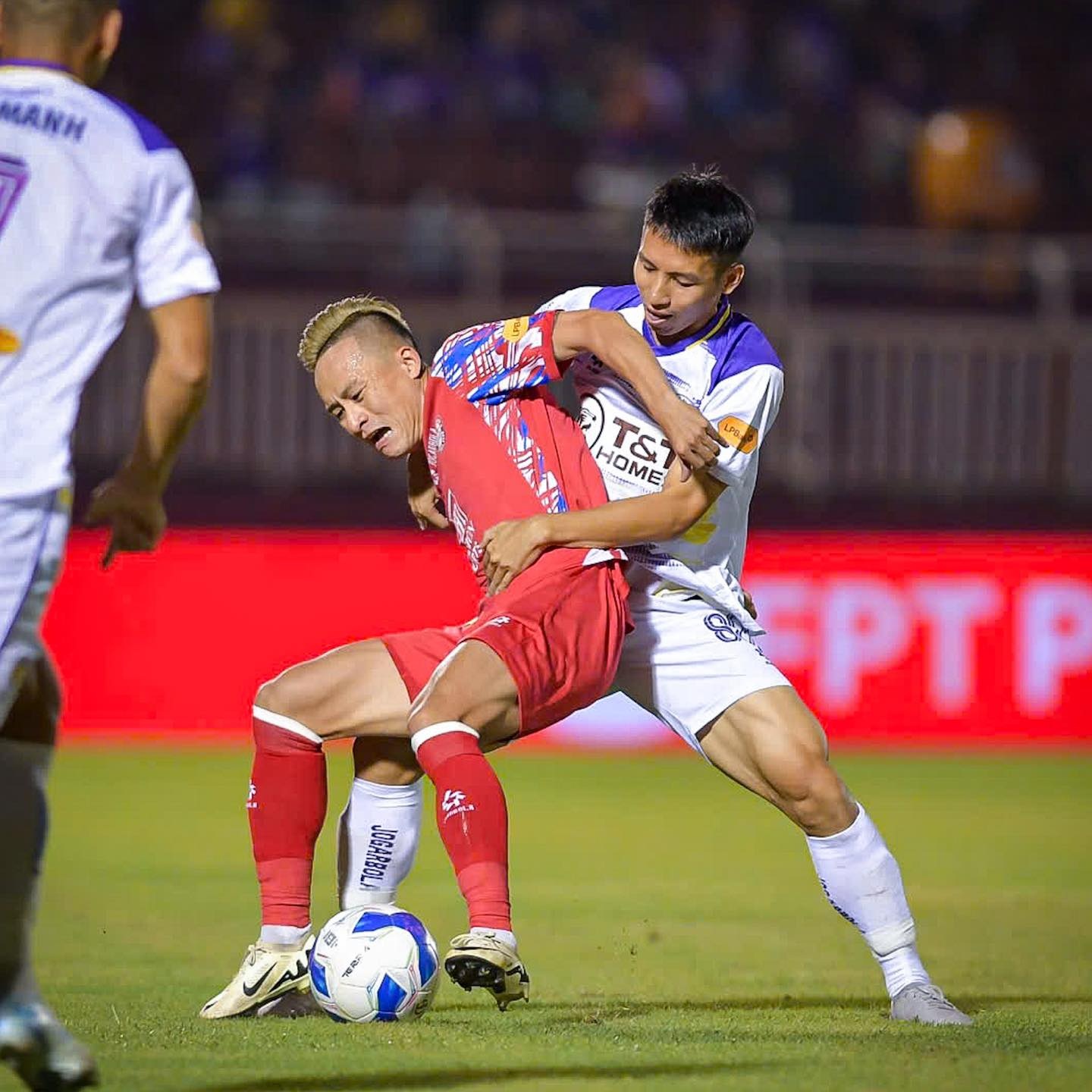 Hanoi FC beat Ho Chi Minh City FC in a match with 2 red cards and 2 penalties - Vietnam.vn