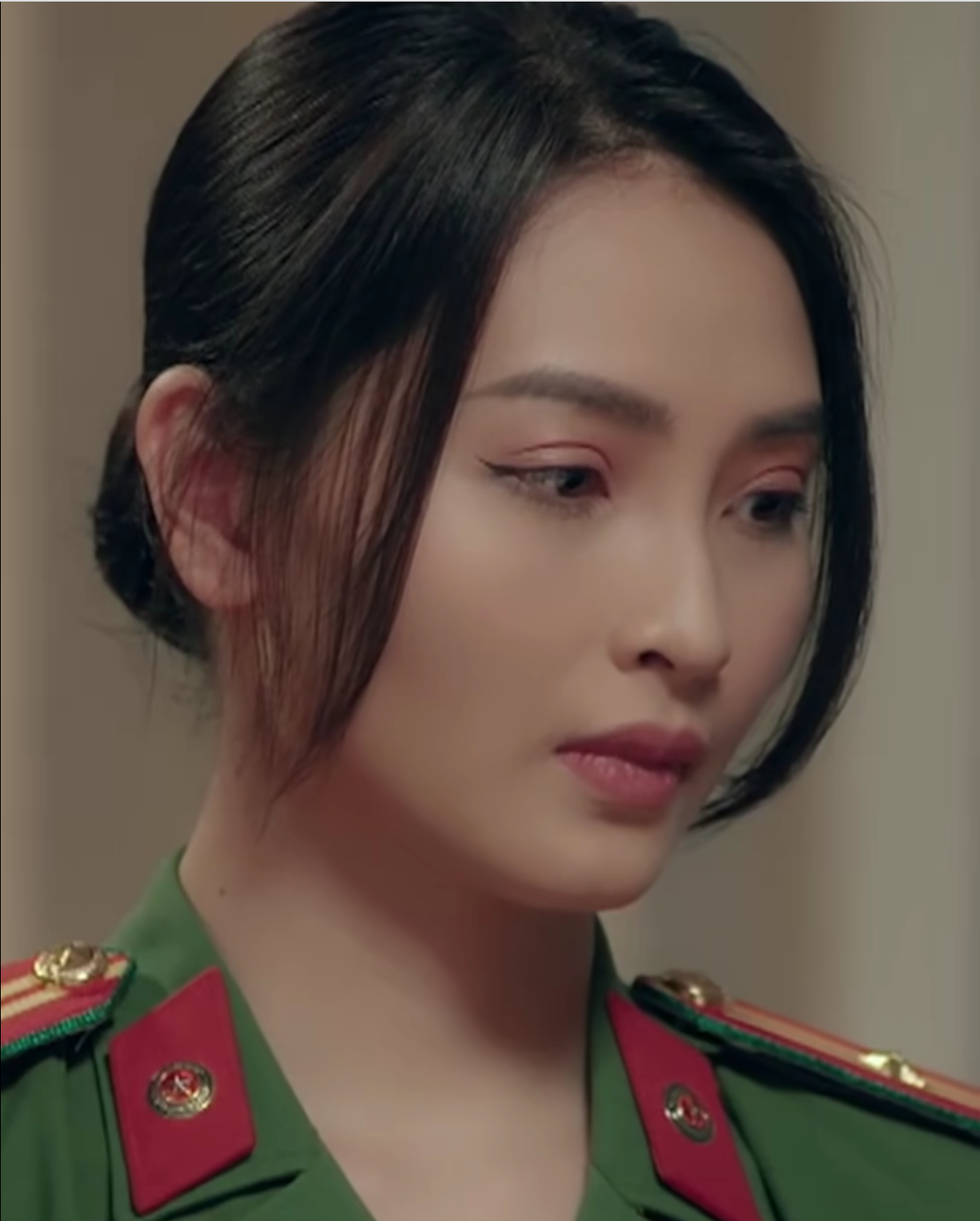 Bị chê vai công an trang điểm quá đậm, MC Huyền Trang nói gì? | Báo Dân trí